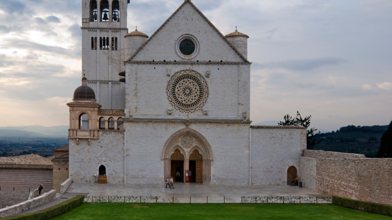 La Basilica di San Francesco ad Arezzo: un capolavoro d'arte medievale